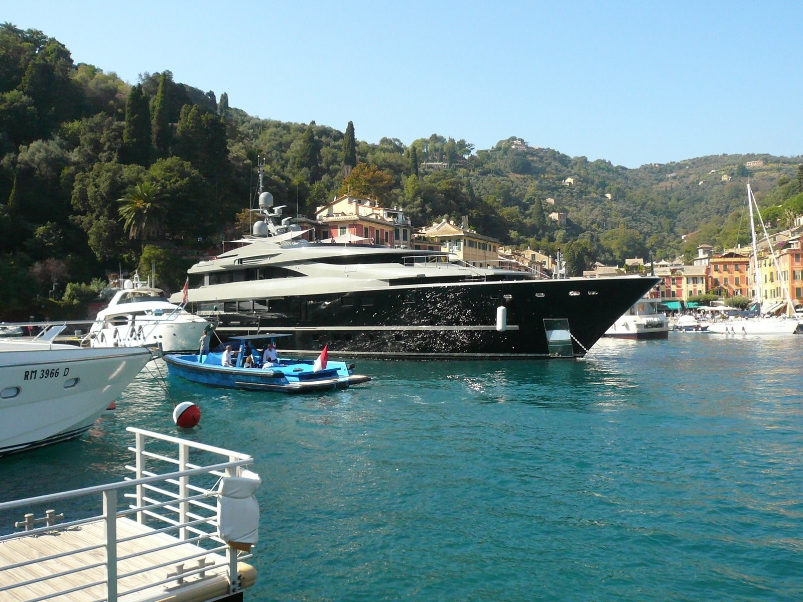 Yacht SEA FORCE ONE, Admiral | CHARTERWORLD Luxury Superyacht Charters